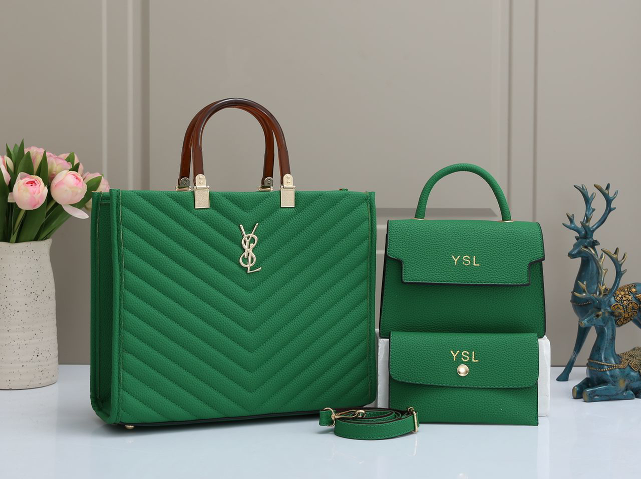 Sacs YSL couleur verte, jaune, noire et argentée.